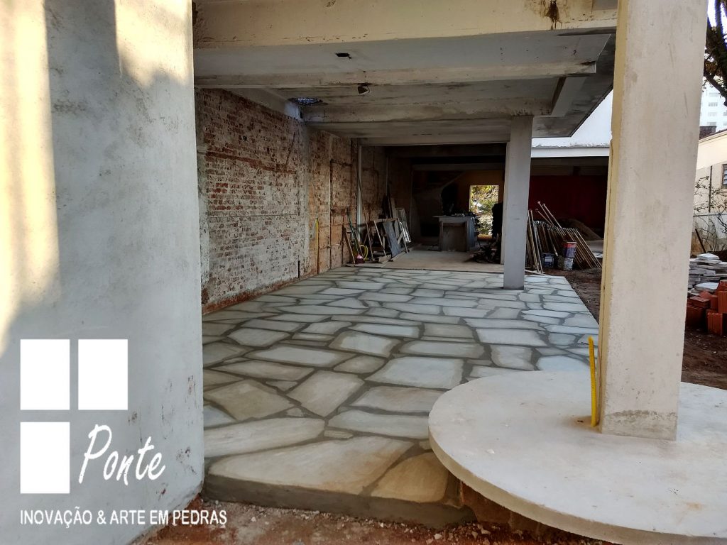 Piso com cacão na área gourmet – Ponte Pedras